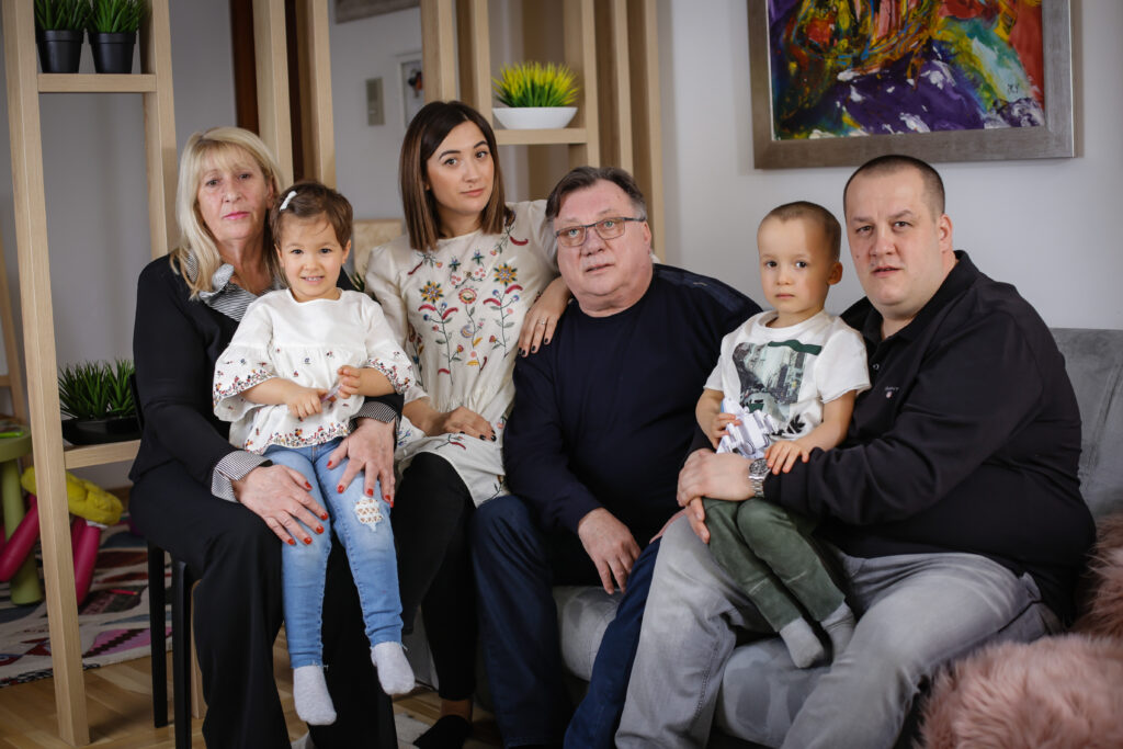 Novost u porodici našeg najpoznatijeg pjevača: Bešlić se sa porodicom ...